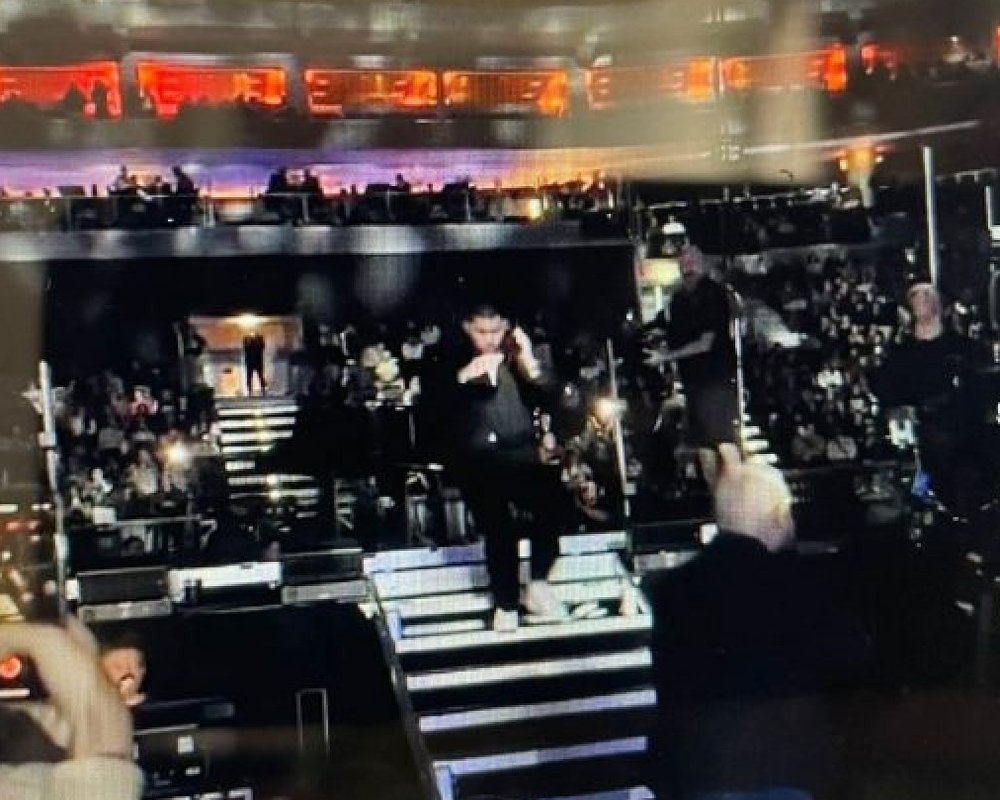 Nick Jonas rushes off stage after laser incident at Prague concert ...